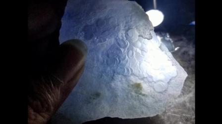 小姐姐在夜市1000淘的翡翠原石, 竟开出如此完美级别玻璃种!