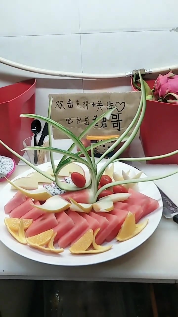 大金链子小万表!一天三顿小烧烤!必须每天生活充满阳光!