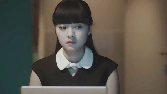 大半夜的寝室房门被人突然打开,门外还没有人,妖风作怪?