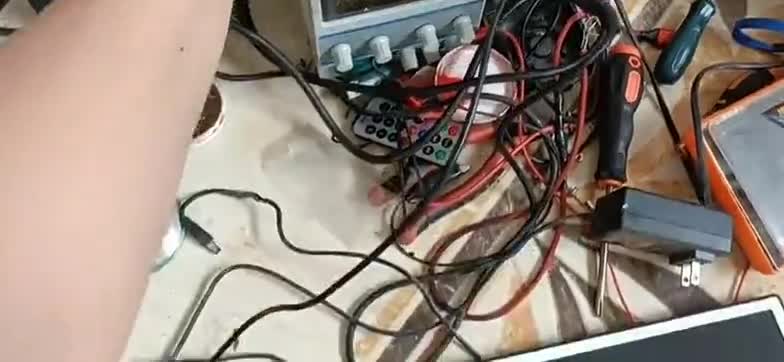 电脑显示器开机闪两下就黑屏,结果师父折腾半天也没修好它!