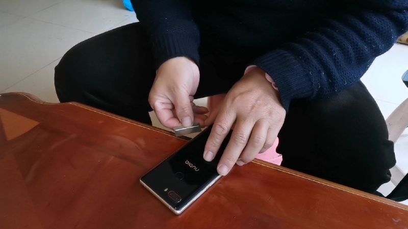 手机屏幕坏了,不用去维修店,自己动手就换了,超简单!