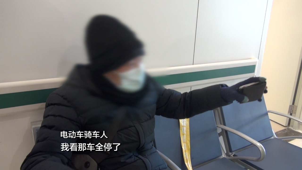 抢灯汽车与闯灯电动车相撞,骑车人:没看信号灯,就看车全停了!