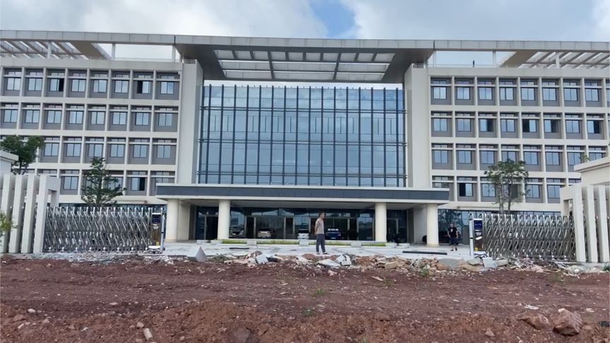 【启功集团工程案例】对开伸缩门——坚固耐用,运行平稳