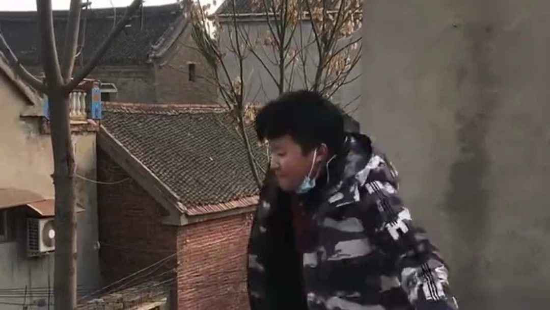 疫情隔离期间,哥俩用这样的方式解闷,简直太搞笑!