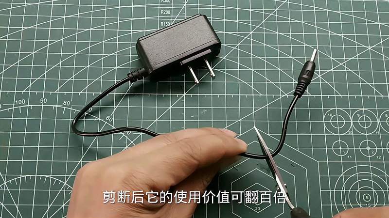 充电器不仅仅能充电,剪断后可当万用表使用,价值可以翻百倍