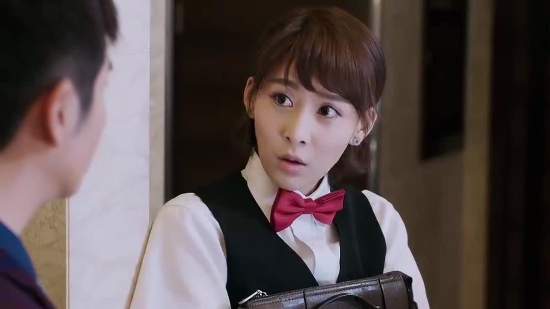 美女因为迟到,在厕所换工作服,没想到刚好被老板看见!