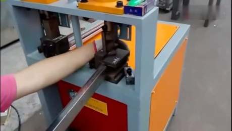 不锈钢方管折弯成90度!用这机器1秒成型!