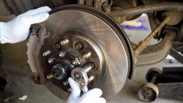 刹车片该什么时候换?来看看有十年修车经验的老师傅怎么说