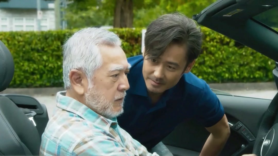 老头考驾照,一脚油门竟然发生了这样的事!