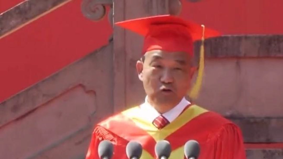 武汉大学毕业典礼,校长深情演唱《再见》!说唱一句就唱一句