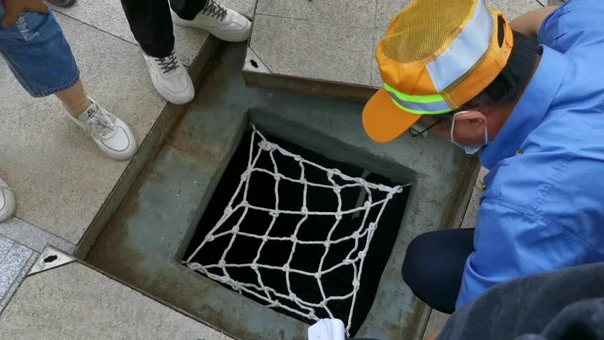 今天检查我们施工过的雨、污水井防护措施到位