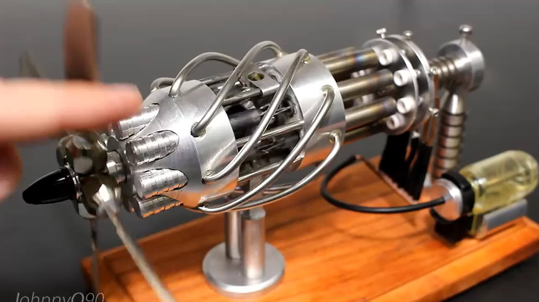 老外制作迷你斯特林发动机,点火启动后,场面差点无法控制