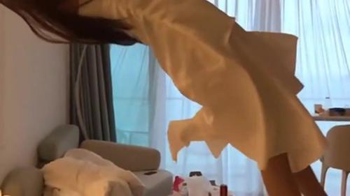 最正确的睡觉姿势,确认过眼神你们应该懂我的意思,这身材没谁了