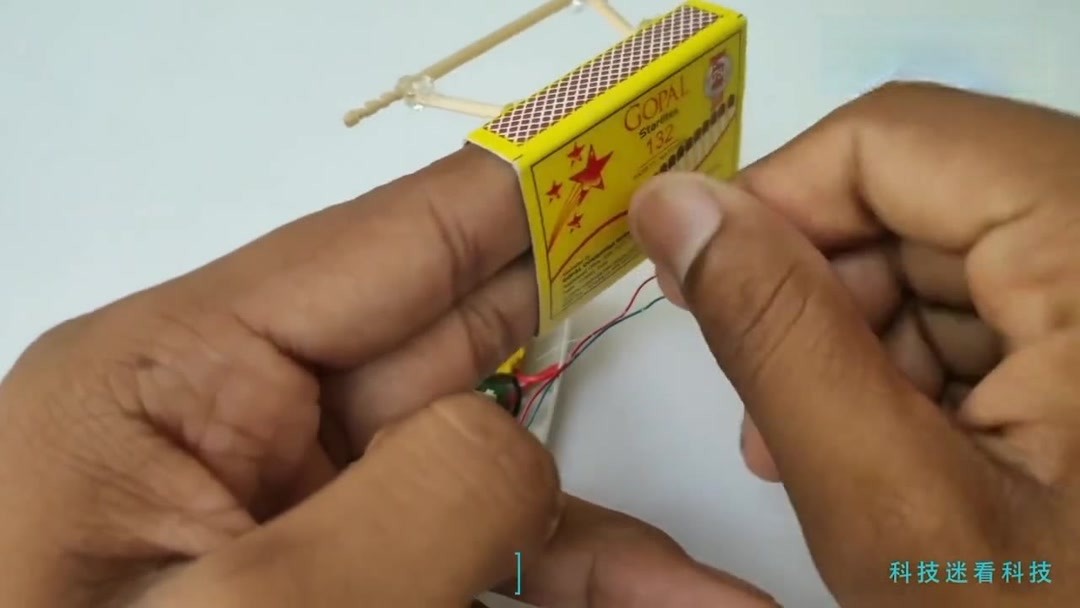 趣味小发明,简单材料制作小型飞行器,还是电动的