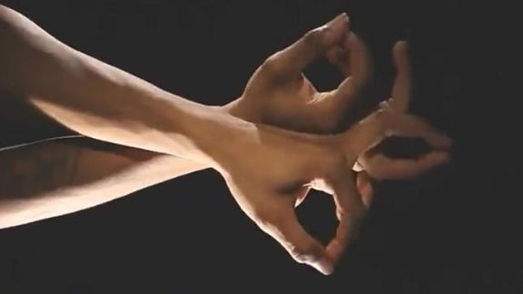 手指舞大神精彩表演 最后妹子的手指也太灵活了!