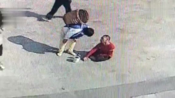 残疾人的钱也抢?残疾人街头乞讨,路过大妈伸手抓起钱就跑!