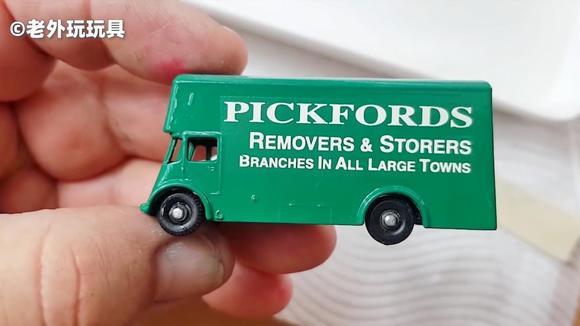 老外修复玩具车模型,妙手回春三下五除二,就把小车修复的崭新