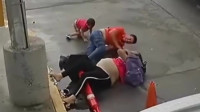 监控:男子带着孕妇老婆横穿马路当场被撞飞,孕妇还是肚子先着地,场面...