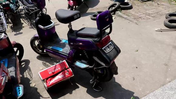 电动车刹车锁的钥匙丢了怎么办?修车小伙:一锤子搞定!