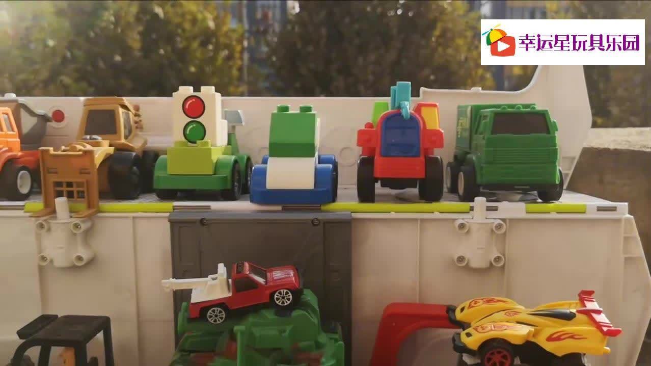 擎天柱超级卡车原来是个汽车玩具停车场,赛车总动员模型