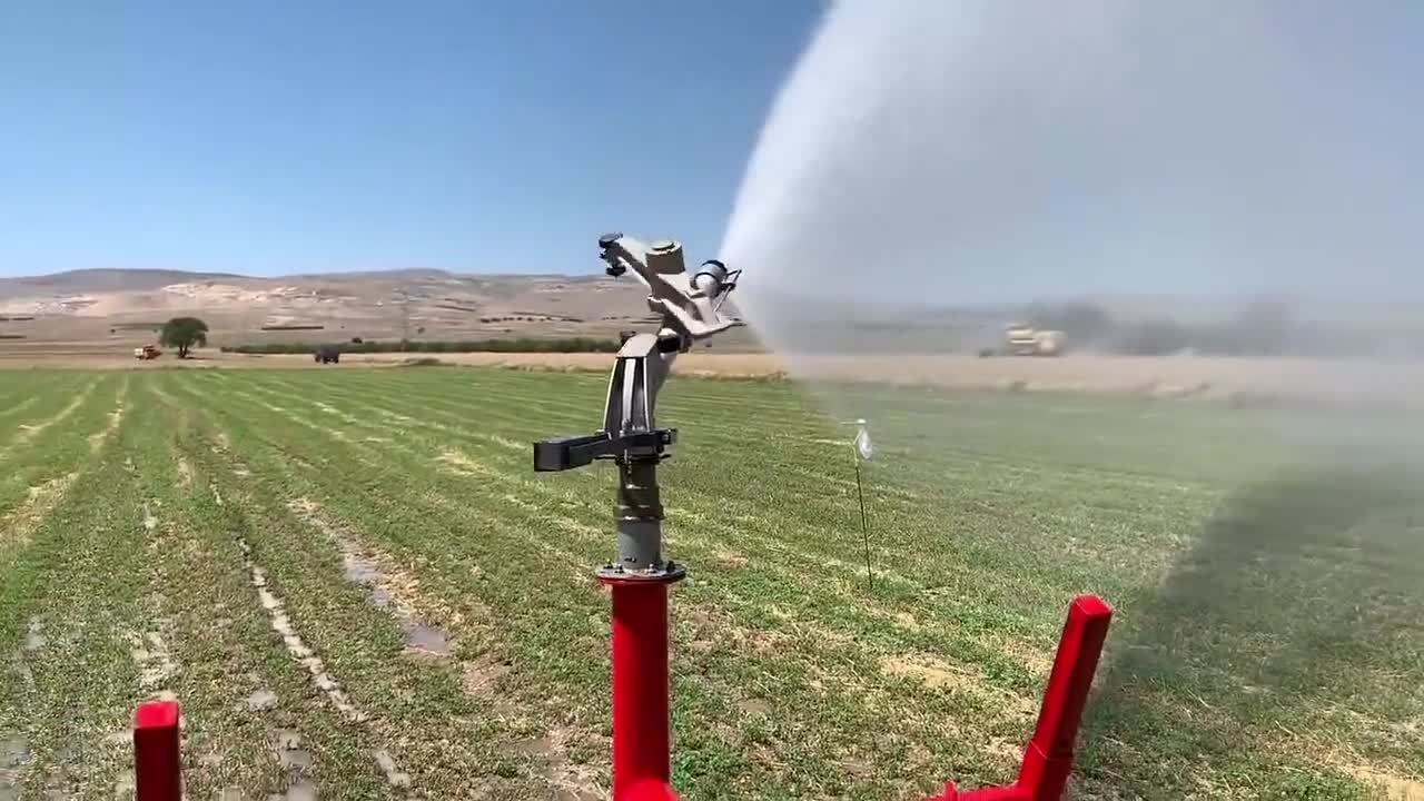 国外农民新发明的灌溉系统,这效率一上午能浇上百亩