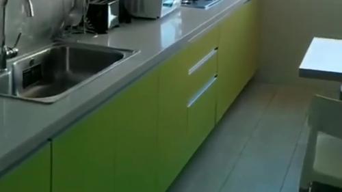 装修一定不要找熟人装修,把马桶和厨房设计在一起了,这还怎么吃饭