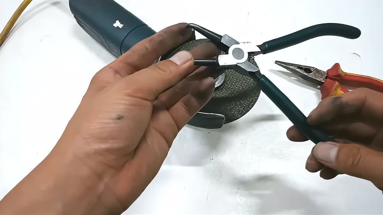 角磨机没有扳手或钥匙怎么拆切割片?.