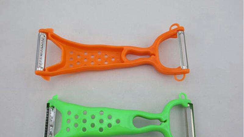 白用了10多年削皮器才知道,原来这里竟有一个小机关,太实用了