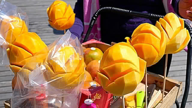 大妈30秒把芒果做出一朵"花",1个12块钱