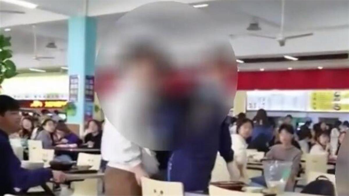 一言不合动手!南京一高校食堂内男生因抢座掌掴女生,警方已介入