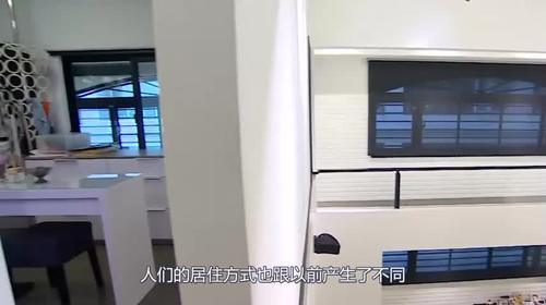 电梯门上为什么有个小孔?其实是有大用处