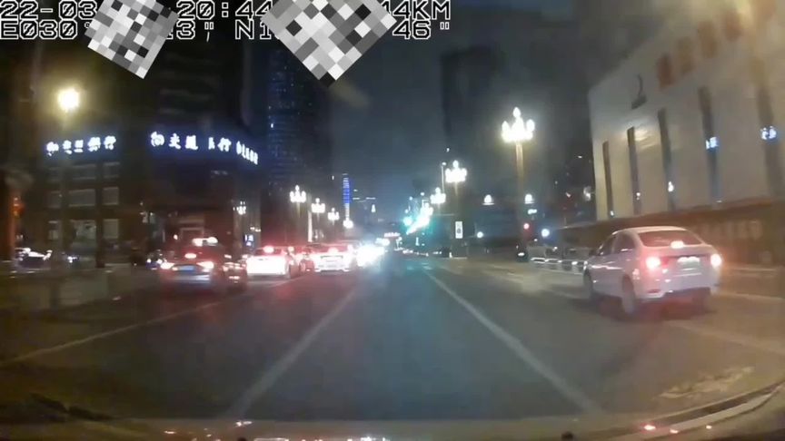电瓶车酒驾载人闯红灯,发生了交通事故,小轿车违反了哪个交规呢