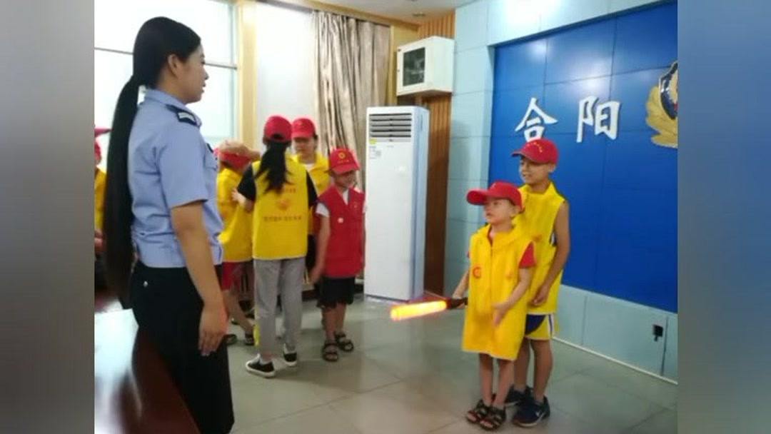 ...在教官的带领下学习交通安全知识,并走上街头发放宣传单,劝导行人