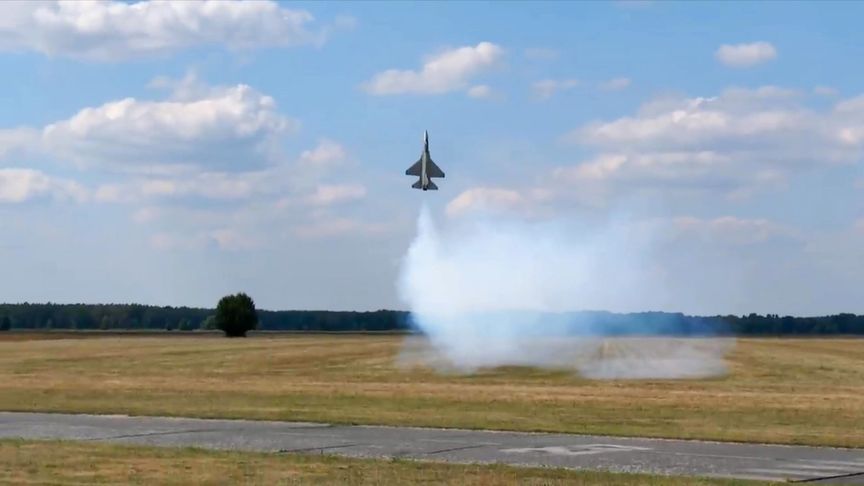 涡轮喷气飞机模型特技飞行表演