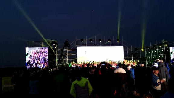 #vlog旅行记 沙漠里的音乐会,黄沙混着重金属#抖音小助手 #腾格里沙漠