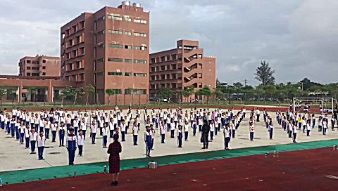 平和思源实验学校小学部学生集体背诵学生“十不准”制度