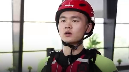 夏季溺水事故多发 落水后该如何正确自救?消防员水中示范教学