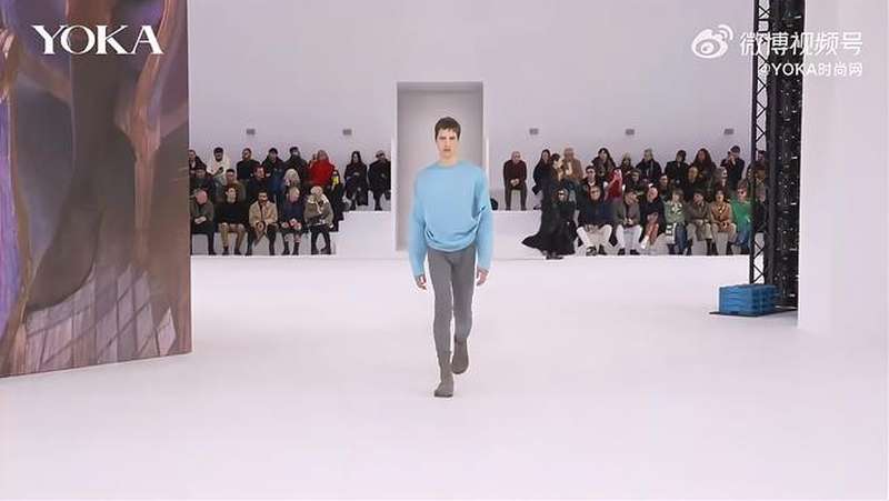 ...本季回归「less is more」的设计理念。Jonathan Anderson从艺术家...