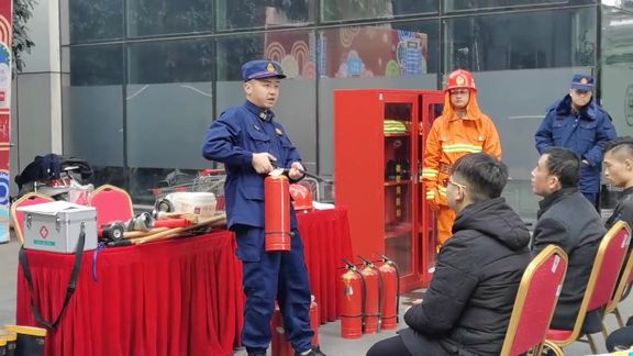 应急管理部门为居民着想,深入小区宣讲消防知识