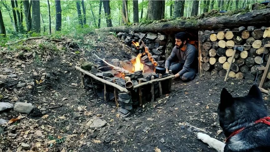 丛林露营,建造一个木头和岩石森林房子 壁炉,鹌鹑烹饪 生存