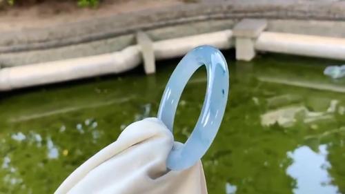 ...冰种紫底飘花圆条福镯,画意满满,灵动飘逸,还有洒金招财。#翡翠原石