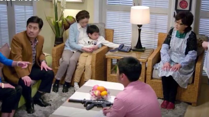 一个孩子三家人抢,还要开家庭会议决定孩子去哪里,这场面真逗