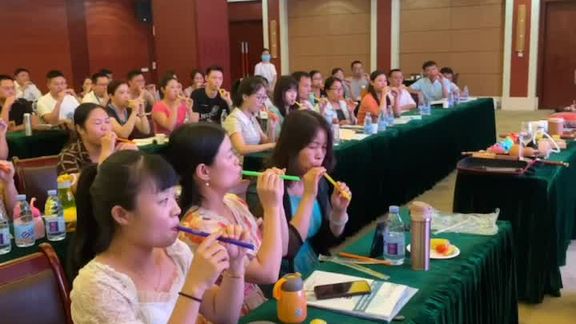 老师们用奶茶吸管自制乐器卡祖笛,合奏《月亮代表我的心》