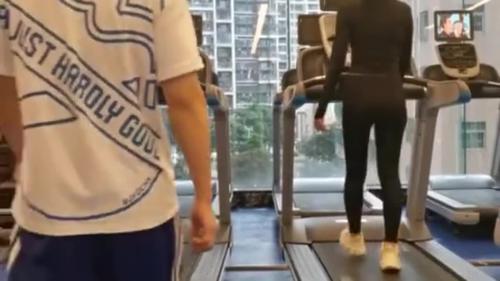 健身房总是不缺大佬指导,以后不用买私教课了,小伙实在太优秀了