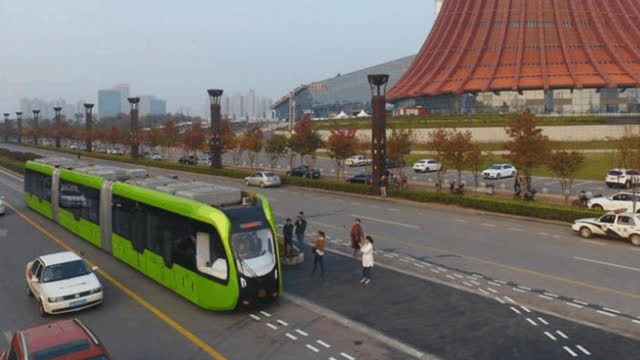 中国列车又火了!全球首创"无轨"列车,大马路上就能跑