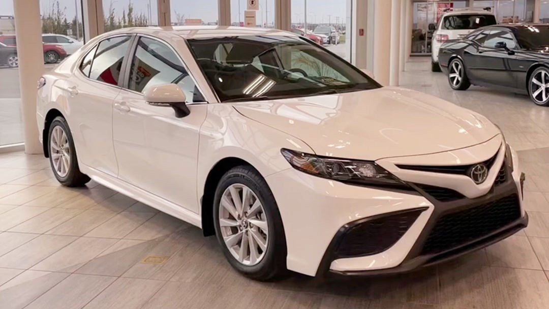 2022款丰田凯美瑞到店实拍,拿到钥匙坐进车内,我放弃了宝马3系