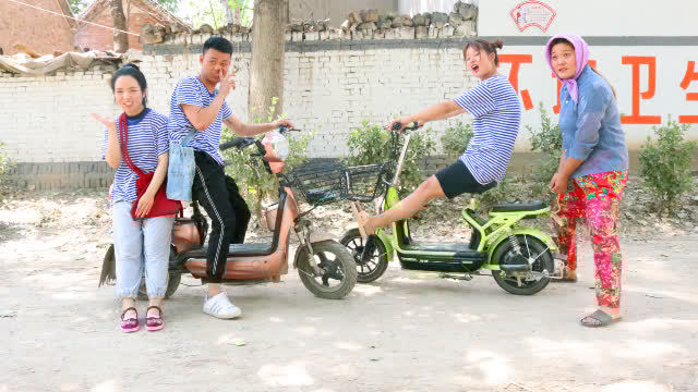 电车1:小伙伴上学都有电车,妈妈给草莓也买了一辆,开心