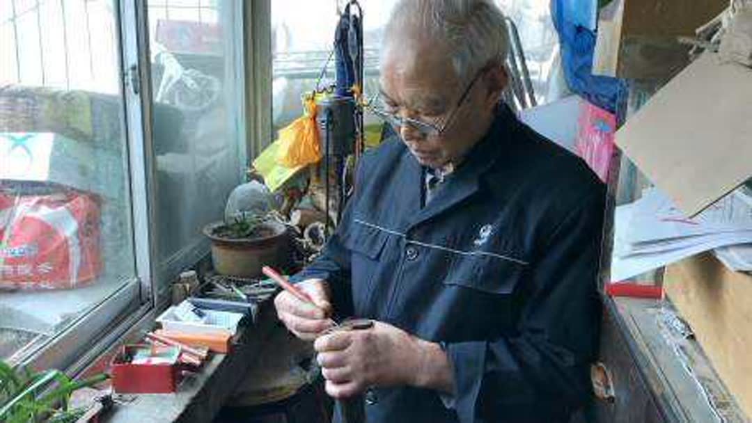 咸阳老人热爱雕刻艺,牛骨上刻全唐诗树根雕刻印章