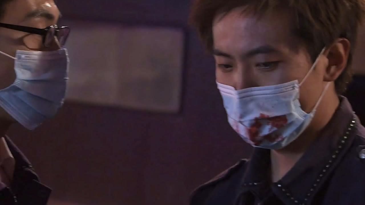 急救生活:伤员突然呕血,实习医生惊吓松手,最终自责不已