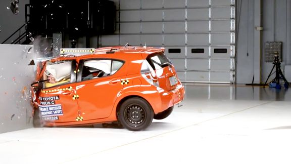丰田普锐斯C小重叠碰撞测试,4项测试不合格